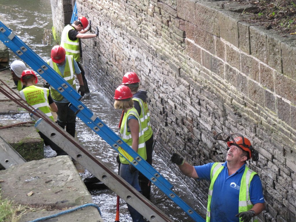 TEAM EFFORT AT TREBANOS LOCK - Swansea Canal Society
